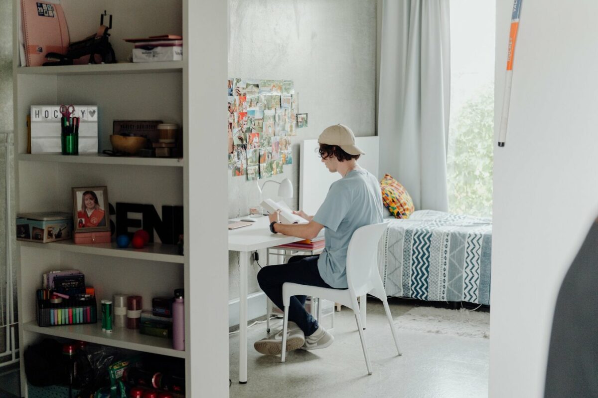 How to decorate a cosy college dorm - Unihabit